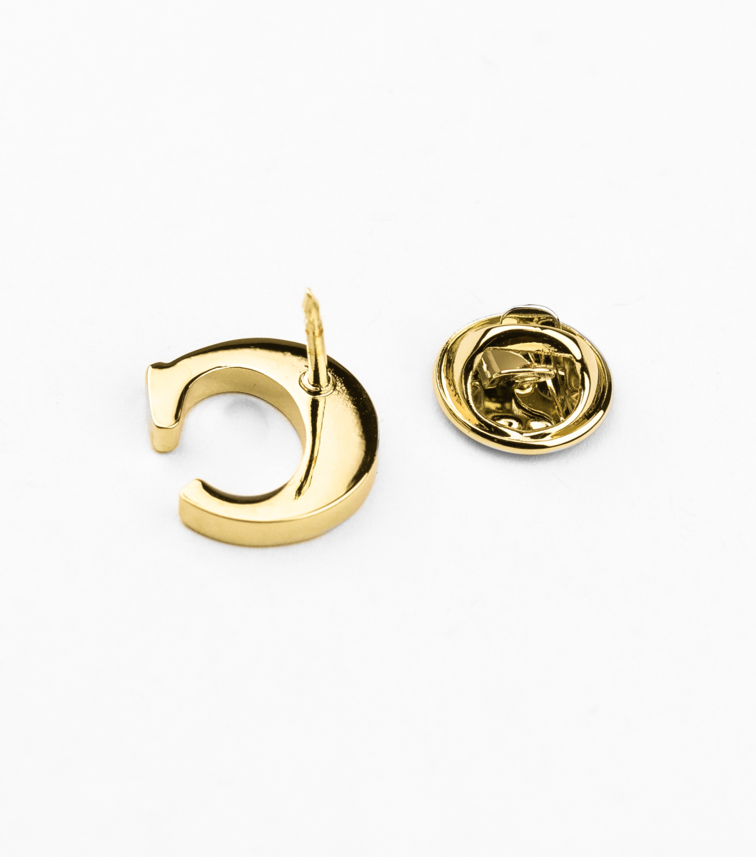 Golden letter C lapel pin brooch | bubibubi.store