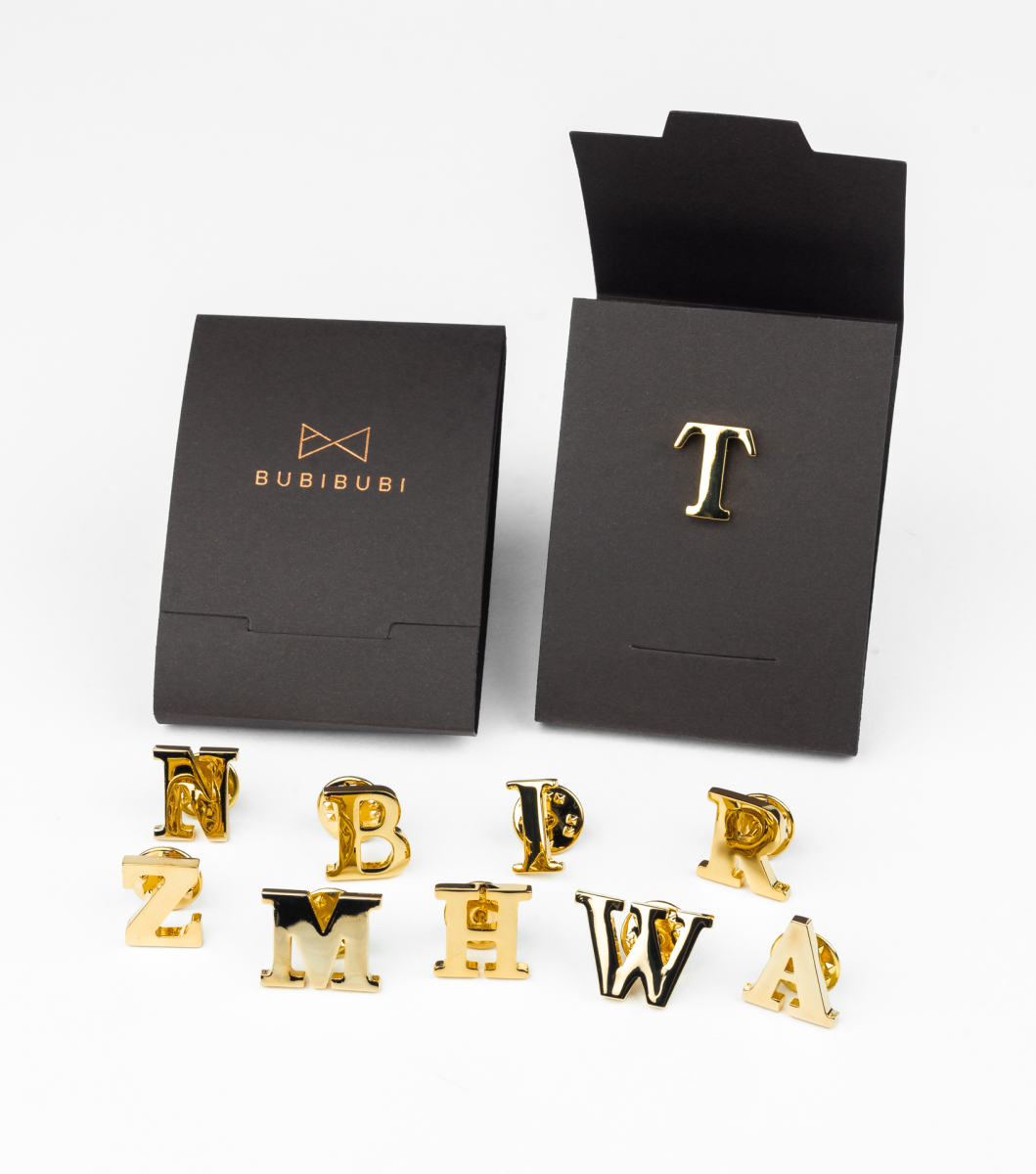 Golden letter E lapel pin brooch | bubibubi.store