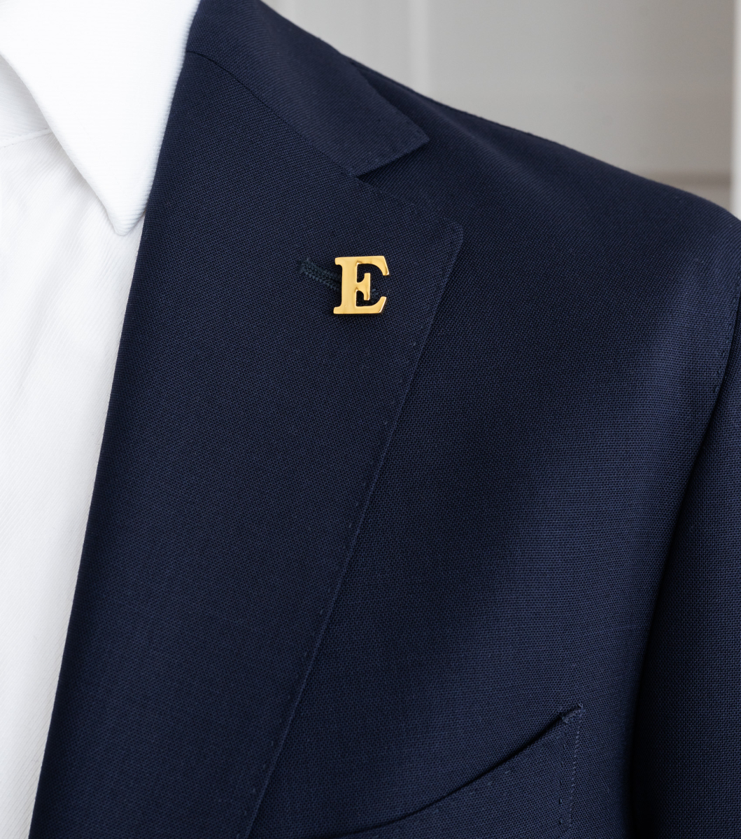 Golden letter E lapel pin brooch | bubibubi.store