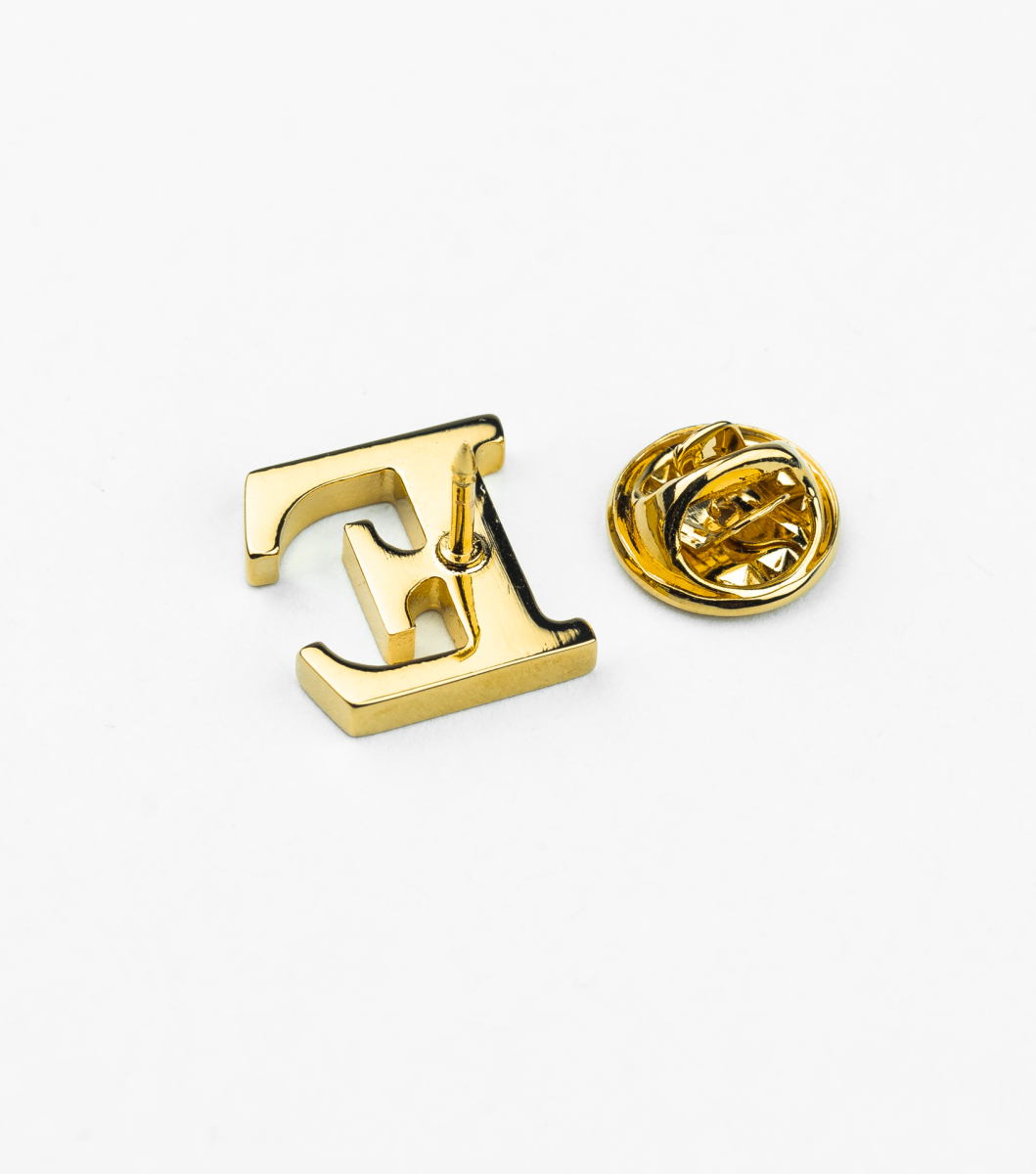 Golden letter E lapel pin brooch | bubibubi.store